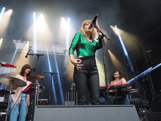 RTL2 Essonne en Scène : Dynah, artiste française pop derrière le titre ...