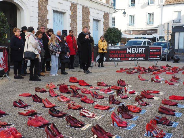Essonne : des chaussures rouges devant la mairie de Mennecy pour se ...